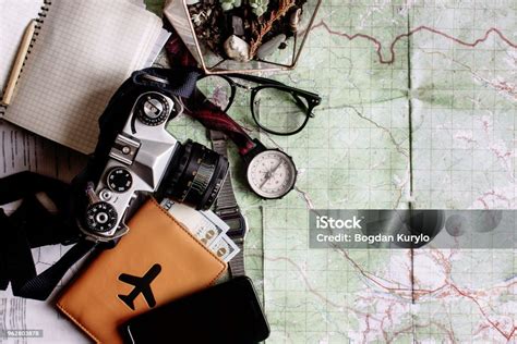방 랑 벽과 모험 개념 지도 평면도 텍스트 공간에 나침반 카메라 전화 여권 돈 노트북 빈티지 톤 이미지 0명에 대한 스톡 사진 및 기타 이미지 Istock