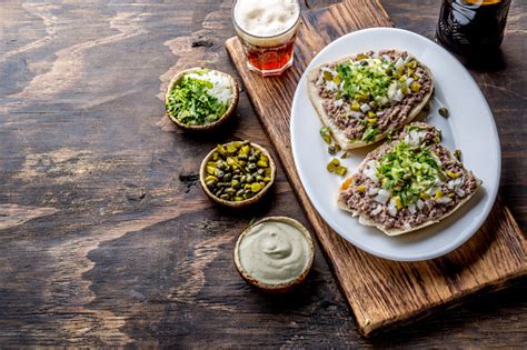 생 고기 샌드위치 크루도 발디비아노 지역 발디비아에서 티피 칠레 음식 칠레 음식 알레만 음식 타르타르 샌드위치 0명에 대한 스톡 사진 및 기타 이미지 Istock