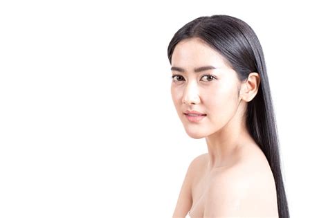 아름 다운 아시아 여자 초상화입니다 아름 다운 여자는 카메라를 찾고입니다 한국 여자는 그녀의 얼굴을만 지입니다 청소년 및 피부 관리 개념을 가진 사람들입니다 흰색 배경에