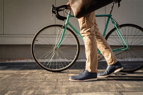 자전거를 탄 가죽 신발을 신고 인식할 수 없는 남자의 측면 전망 걷기에 대한 스톡 사진 및 기타 이미지 걷기 두발자전거 자전거 타기 Istock