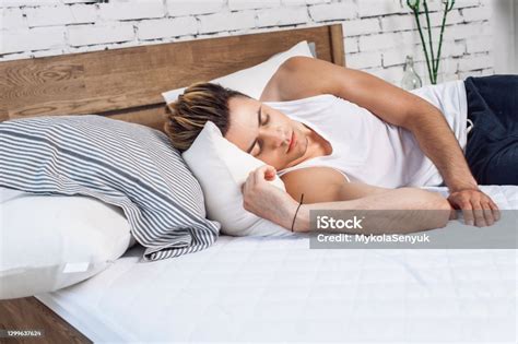 흰색 베개와 나무 침대에 매트리스에서 자고있는 남자 편안한 수면의 개념 정형 외과 매트리스와 베개 가정의 방에 대한 스톡 사진 및 기타 이미지 Istock