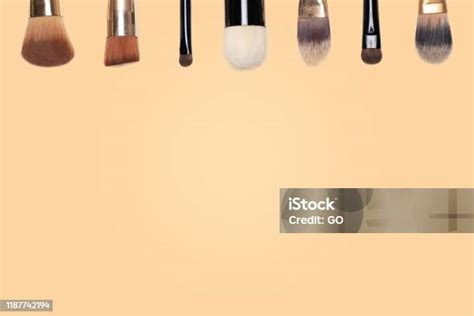 얼굴과 눈을 위한 메이크업 브러쉬 세트 얼굴에 메이크업 제품을 적용하기위한 필수 도구 0명에 대한 스톡 사진 및 기타 이미지 0명 갈색 개념 Istock