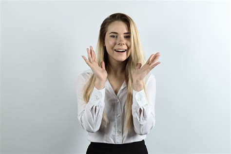 즐거운 분위기에서 비즈니스 정장에 젊은 긴 머리 여자 그의 손을 기쁘게 놀라움과 박수를 Throw합니다 흰색 바탕에 초상화 귀여운에 대한 스톡 사진 및 기타 이미지 Istock