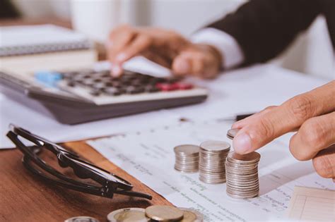 기업 들 핸들 동전 테이블에 저장 하는 돈의 더미에 배치 비즈니스 금융 개념입니다 가격에 대한 스톡 사진 및 기타 이미지 가격 개념 경제 Istock