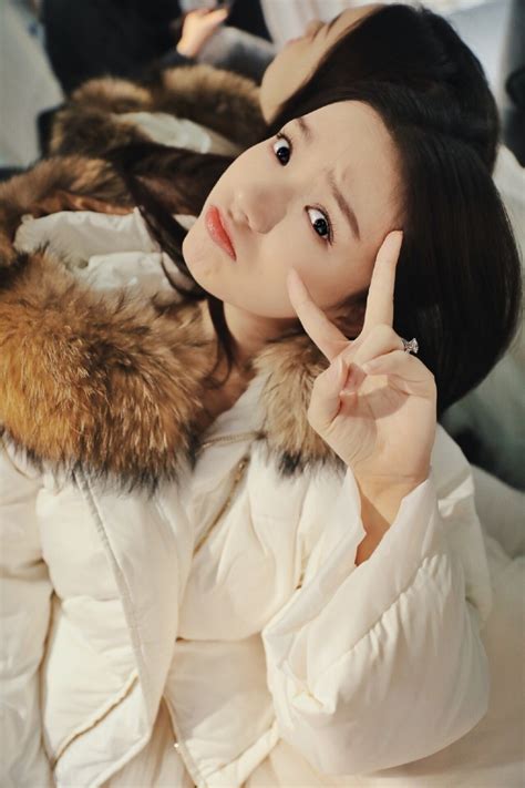 Lin Yun Poses For Photos China Entertainment News