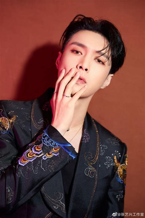 К поп айдолы которые были в подтанцовке перед дебютом