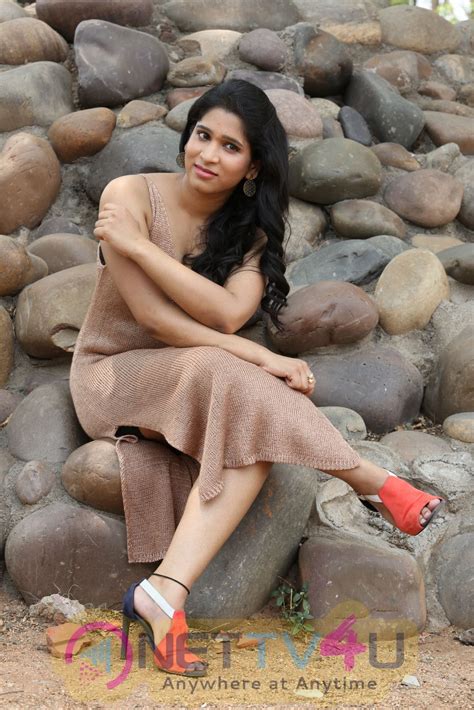 Actress Yamini Romantic Pics 562634 Galleries And Hd Images