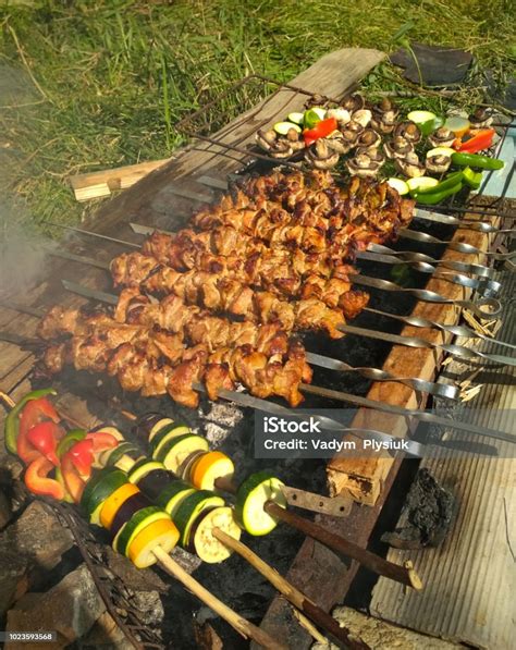오픈 화재와 연기 그릴에 바베 하 큐 만든 파티 고기와 버섯과 나무 막대기에 호박 야채 수직 음식 사진입니다 갈비 음식에 대한