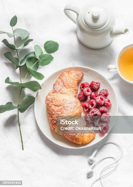 아늑한 정물 크로와상 신선한 라스베리 녹차 밝은 배경에 유칼립투스의 장식 상단 전망 테이블탑샷에 대한 스톡 사진 및 기타 이미지