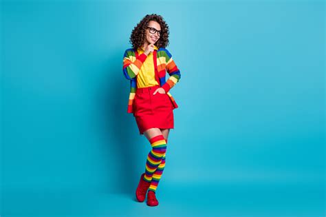 밝은 파란색 배경에 고립 된 포즈 생각 꽤 쾌활한 마음 물결 모양의 머리 소녀의 전체 길이 몸 크기 보기 갈색 머리에 대한 스톡 사진 및 기타 이미지 Istock