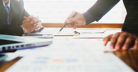 젊은 신생 기업 사업가 팀워크 브레인 스토밍 회의에서 계획 시작 프로젝트를 논의합니다 사진 Unsplash의 사무실 이미지