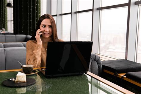 젊은 여자는 노트북에서 작업하고 커피 숍에서 전화로 이야기 가득 찬에 대한 스톡 사진 및 기타 이미지 가득 찬 공부 구름 Istock