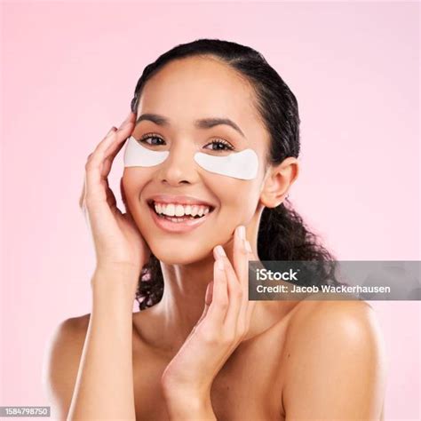 안면 마스크 안대 자연스러운 피부를 가진 여성의 아름다움이 분홍색 배경에 빛납니다 피부과 콜라겐 및 화장품 초상화는 얼굴의 빛 건강 또는 스튜디오에서 자기 관리를 위한 여성