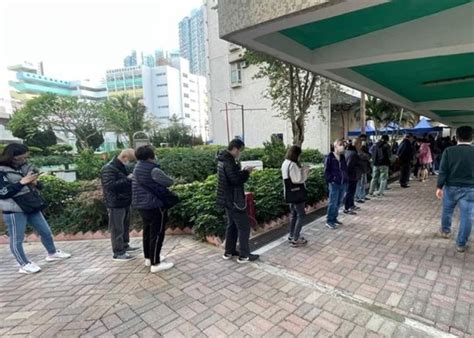 屯門成爆疫高危區 居民寒風中輪候6小時檢測 怒斥港府安排失當