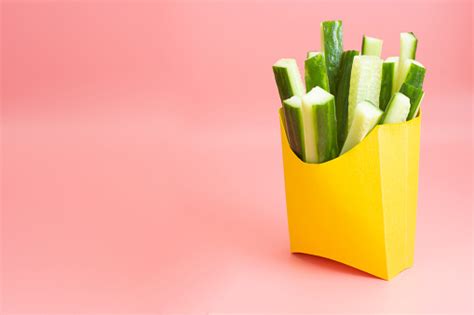 건강한 음식 패스트 푸드 추상적 인 개념 분홍색 배경에 노란색 파퍼 가방에 신선한 오이 스틱 공간을 복사합니다 오이에 대한 스톡 사진 및 기타 이미지 Istock