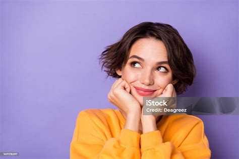 귀여운 사랑스러운 숙녀 팔 터치 뺨의 초상화는 보라색 배경에 고립 된 관심있는 빈 공간을 보입니다 운동복에 대한 스톡 사진 및 기타 이미지 Istock