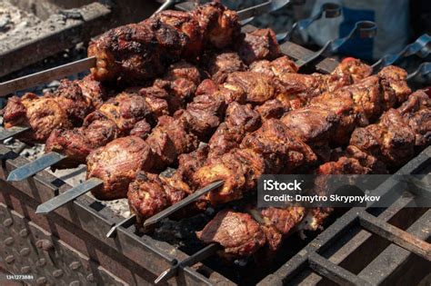 숯 위에 바베큐 그릴을 준비 하는 절인 Shashlik 동유럽에서 인기있는 샤슬릭 또는 쉬쉬 케밥 샤슬릭 꼬치 고기는 원래 양고기로 만들어졌습니다 바베큐 그릴에 구운 쇠고기