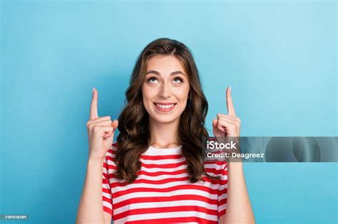 젊은이 예쁜 좋은 여자 빨간 줄무늬 티셔츠 손가락 가리키기 빈 공간 유용한 정보 파란색 배경에 고립 된 모습의 근접 촬영 사진 20 24세에 대한 스톡 사진 및 기타 이미지