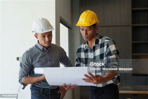 전문 건축가 디자이너 구조 엔지니어 팀 동료가 건물 계획 설계 프로젝트를 논의 엔지니어에 대한 스톡 사진 및 기타 이미지 엔지니어 공학 노인 Istock