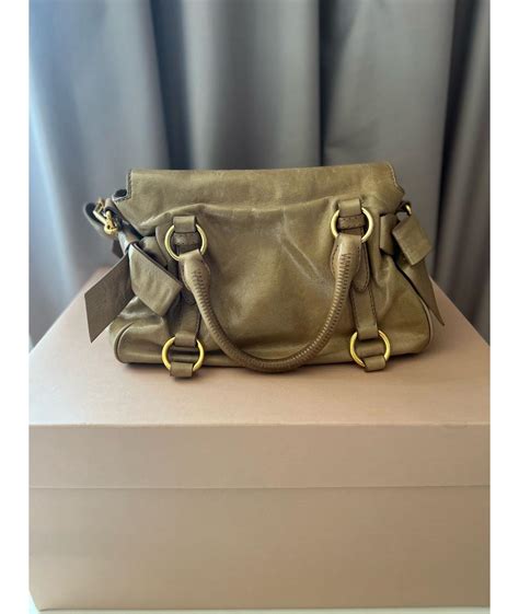 Miu Miu Бежевая кожаная сумка с короткими ручками для женщин купить в интернет магазине с