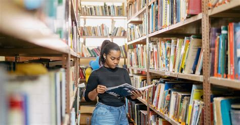 도서관에서 책을 읽고 있는 여자 사진 Unsplash의 학교 이미지