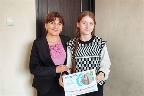 რცხილათის საჯარო სკოლის ბეჯით მოსწავლეს მარიამ პაიკიძეს Izrune Ge ს დიპლომი დირექტორმა საზეიმოდ