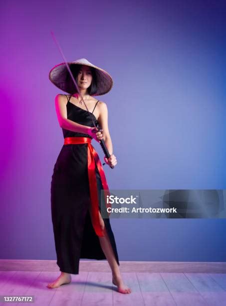 날씬한 아시아 여자 A 아시아 모자 와 A 카타나 에 그녀의 손 이미지 의 A 사무라이 20 24세에 대한 스톡 사진 및 기타 이미지 20 24세 네온 드레스