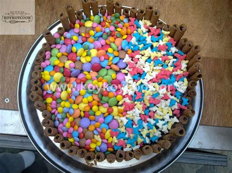 ΠΑΙΔΙΚΗ ΤΟΥΡΤΑ ΓΕΝΕΘΛΙΩΝ ΜΕ ΧΡΩΜΑΤΙΣΤΑ ΚΑΡΑΜΕΛΑΚΙΑ ΚΑΙ ΠΟΥΡΑΚΙΑ Koykoycook