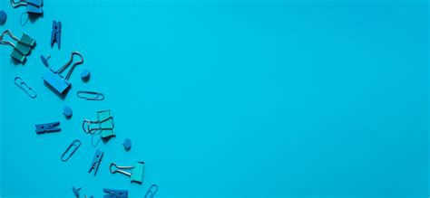 단색의 모습 학교 문구 사무용품으로 만든 프레임 테두리 학생과 교사를 위한 텍스트 또는 교육 인사말 공지를 위한 공간을 복사합니다 창조적 인 생생한 파란색 배경입니다 새