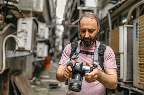수염이 있는 남자 타이베이의 길거리에서 전문 카메라와 함께 사진을 찍고 있다 거리에 대한 스톡 사진 및 기타 이미지 거리 도시 도시 생활 Istock