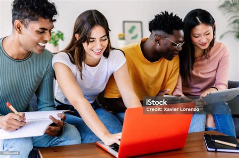 집에서 노트북 컴퓨터를 사용하여 함께 학습하는 젊은 대학생 그룹 4 명에 대한 스톡 사진 및 기타 이미지 4 명 거실 고등학교 Istock