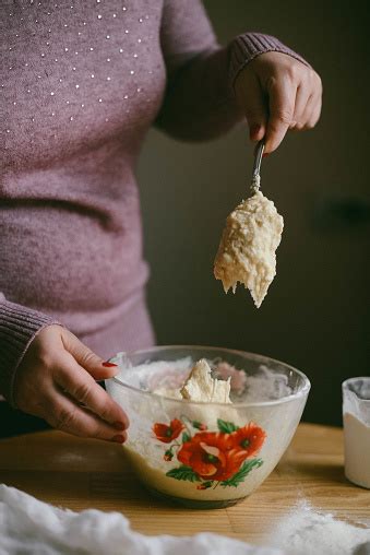 제빵 재료 밀가루 나무로 되는 숟가락 회전 핀 계란 여자 손 반죽 신선한 반죽 굴리기에 대한 스톡 사진 및 기타 이미지 굴리기 낮 달걀 Istock