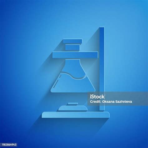 종이 절단 유리 테스트 튜브 플라스크 에 화재 히터 실험 아이콘 파란색 배경에 격리 실험실 장비 종이 아트 스타일입니다 벡터