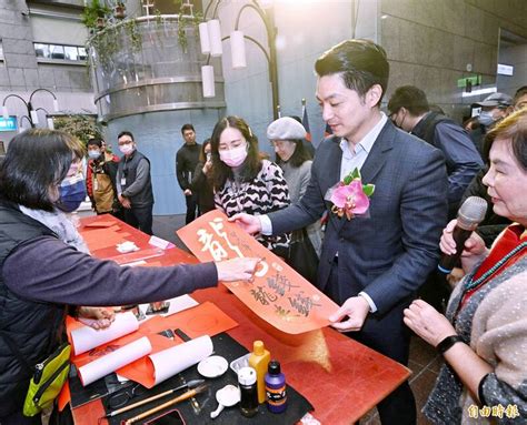 戴錫欽為新春揮毫請老師先練字 蔣萬安推出「福運龍來」春聯 生活 自由時報電子報