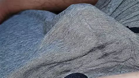 배다른 아들의 자지를 움켜쥐고 핸잡하는 새엄마 xHamster