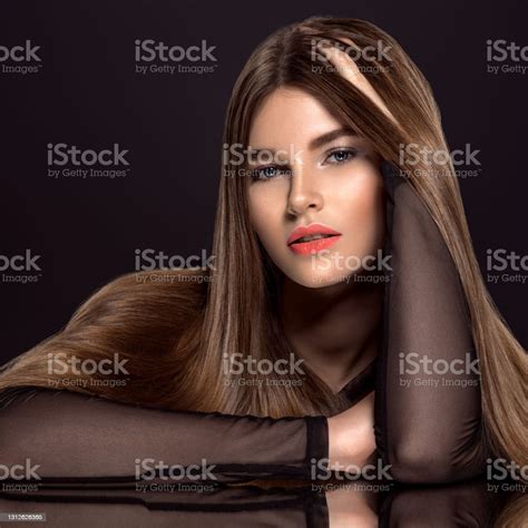 아름다움 긴 갈색 머리를 가진 여자 입술에 살아있는 산호 색 립스틱을 가진 뷰티 우먼 18 19세에 대한 스톡 사진 및 기타 이미지 18 19세 갈색 갈색 머리