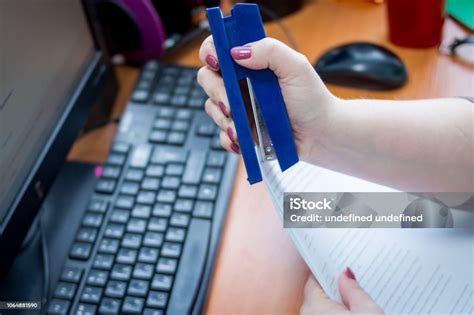 손 스 테 플 러와 종이 들고입니다 가까이 여자의 손과 그녀의 손에 파란 호치키스를 들고 개인 비서 일의 개념 스테이플러에 대한 스톡 사진 및 기타 이미지 Istock