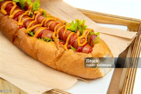 토마토 케첩과 흰 배경에 겨자를 곁들인 샐러드와 오이를 곁들인 핫도그 가볍고 아름다운 패스트 푸드 가공육에 대한 스톡 사진 및 기타 이미지 Istock