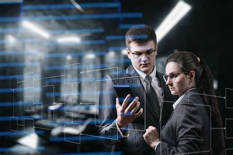 Programadores Trabajan En Un Equipo En Una Pantalla Virtual Foto De Archivo Imagen De Software