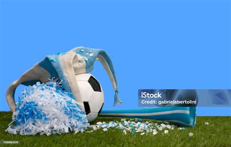 할리퀸 모자 부부젤라 연한 파란색과 흰색 색종이 달린 축구공 Championship에 대한 스톡 사진 및 기타 이미지 Championship 개념 갤리선 Istock