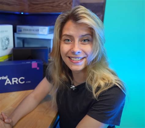 Noisy Butters Youtuber Cute Smile Pic