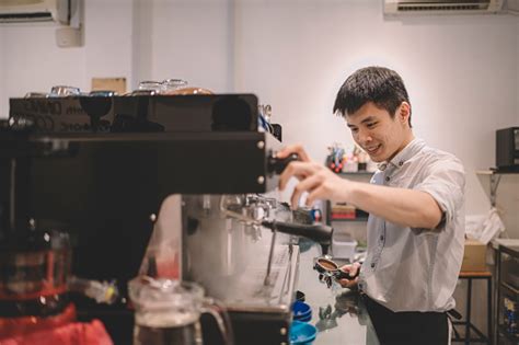 기계에서 커피 한 잔을 만드는 아시아 중국 남성 바리스타 긍정적인 감정 표현에 대한 스톡 사진 및 기타 이미지 긍정적인 감정 표현 기업 재무와 산업 기업가 Istock