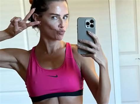Deborah Secco Posa De Biquíni E Barriga Sequinha Ganha Elogios