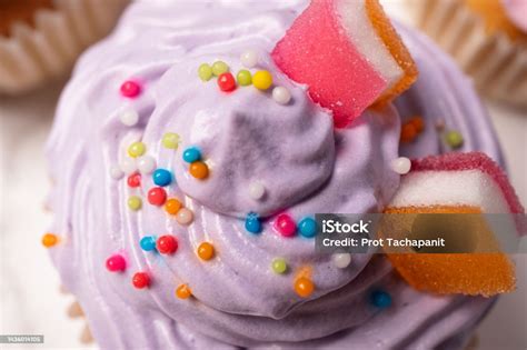 컬러풀한 크림과 사탕과 초콜릿 쿠키토핑을 곁들인 맛있는 수제 컵케이크 홈메이드 가을 홀리데이 디저트 0명에 대한 스톡 사진 및 기타 이미지 Istock