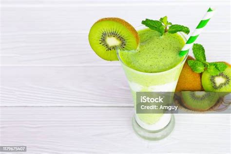 키위 요구르트 과일 주스 스무디와 녹색 키위 주스는 흰색 나무 배경에 체중 감량을위한 유리에 건강한 맛있는 맛을 마십니다 0명에 대한 스톡 사진 및 기타 이미지 Istock