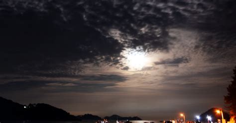 구름에 가린 보름달