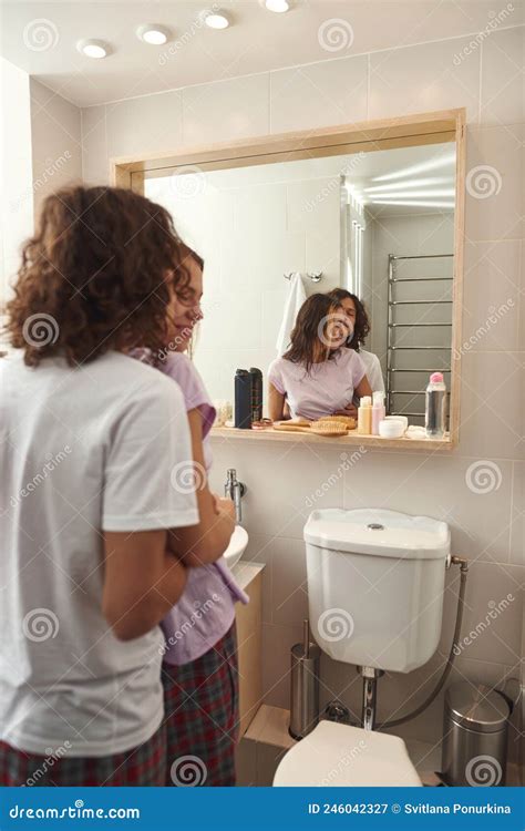Tipo Abrazando A Su Alegre Novia En El Baño Imagen De Archivo Imagen