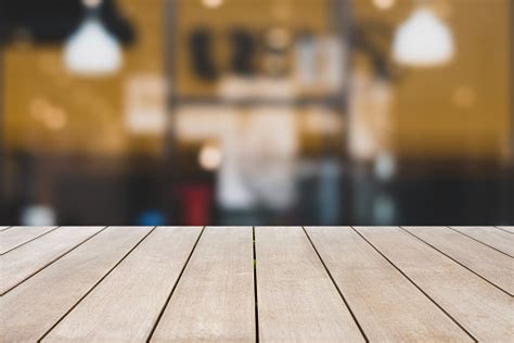 빈 오래된 나무 테이블 상단과 흰색 램프와 노란색 배경과 커피 숍과 레스토랑의 흐릿한 복고풍 스타일 제품의 디스플레이를 위해 모의 0명에 대한 스톡 사진 및 기타 이미지