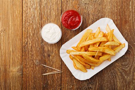 벨기에 감자 튀김 봉사 또는 복 각 없이 용지함에 제공 됩니다 한 나무 테이블에 감자 요리에 대한 스톡 사진 및 기타 이미지 감자 요리 감자 칩 그릇 Istock