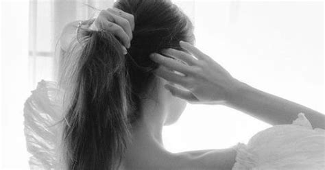 공효진 결혼식날 웨딩드레스 입은 모습 공개 지퍼 올리기 전 드러낸 등 [n샷]